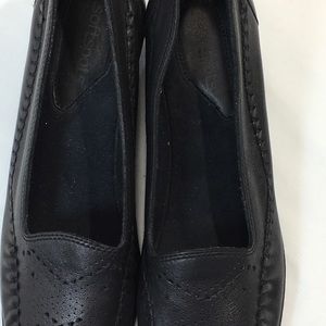 Softspots | Shoes | Softspots Black Pierced Leather Loafer Moc Narrow ...